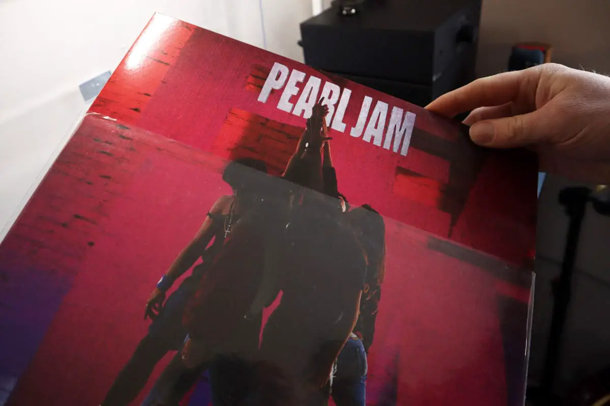 How to Handle Vinyl Records Correctly - Prevent Damage! - Sound Matters